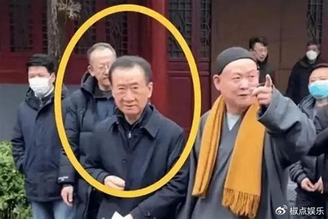 69岁王健林负债2000亿，现身寺庙瘦成竹竿，王思聪却仍与网红厮混