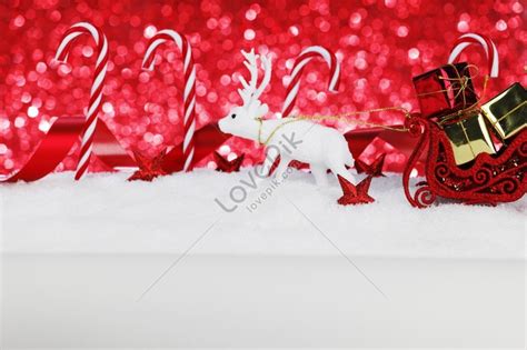 눈 덮인 배경에 빨간색 장식과 사탕이 있는 크리스마스 카드 사진 무료 다운로드 Lovepik