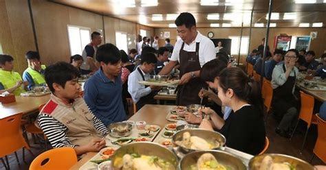 삼계탕 대접하는 전필립 파라다이스그룹 회장