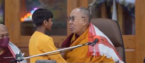 Chúpame La Lengua” El Repudiable Video Del Dalai Lama Con Niño En La