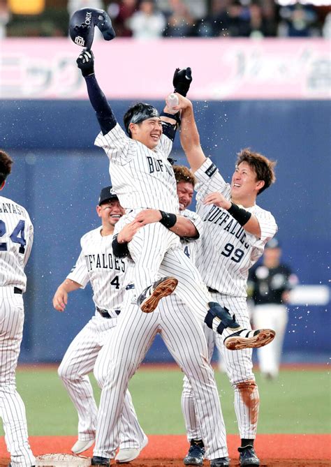 スポーツ報知 プロ野球取材班 On Twitter 【 オリックス 】若月健矢捕手のサヨナラ打で首位タイ浮上 同い年の森友哉加入の相乗