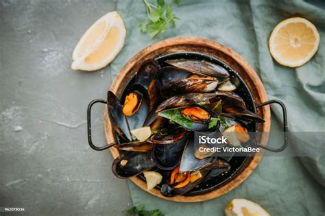 돌 배경 톱에 화이트 와인에 전통적인 파란 홍합 경쟁 공간 복사 0명에 대한 스톡 사진 및 기타 이미지 0명 갈색 검은색
