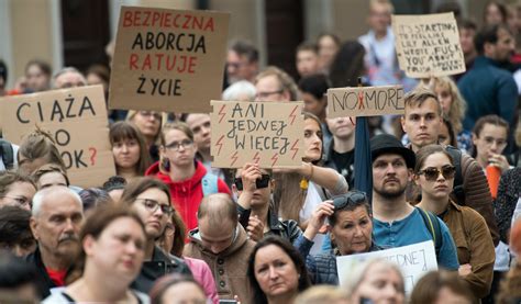Sondaż większość Polaków chce referendum w sprawie dostępu do aborcji i chce wziąć w nim udział