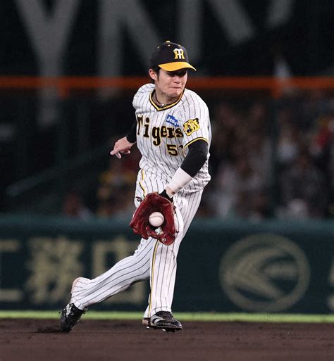 ＜神・ヤ25＞7回1死、村上の打球をさばく中野（撮影・大森 寛明） ― スポニチ Sponichi Annex 野球