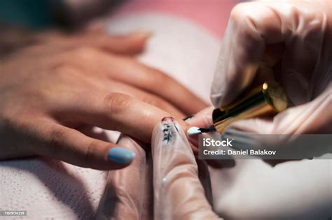 매니큐어 아름다움과 휴식 젊은 여 자가 그녀의 손톱을 받고 친구에 의해 수행 됩니다 2명에 대한 스톡 사진 및 기타 이미지 2명 Diy 가꿔주기 Istock