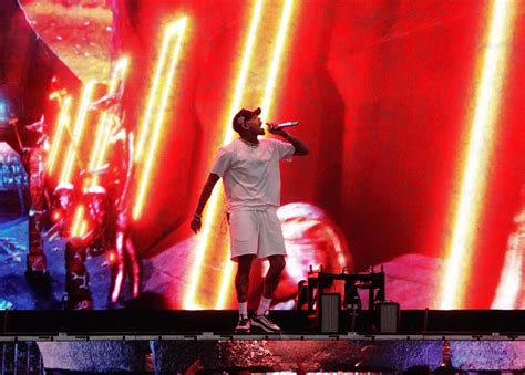 Malaise En Plein Concert Chris Brown En Dévoile Un Peu Trop Devant