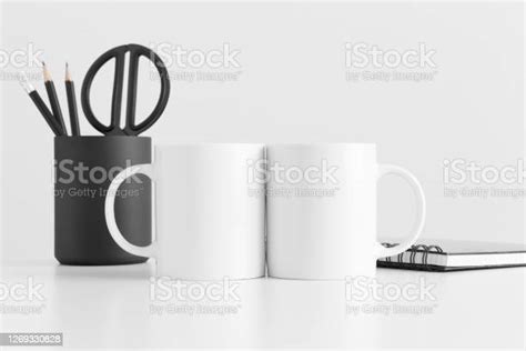 흰색 테이블에 작업 공간 액세서리와 두 개의 머그잔 모형 0명에 대한 스톡 사진 및 기타 이미지 0명 가위 공란 Istock