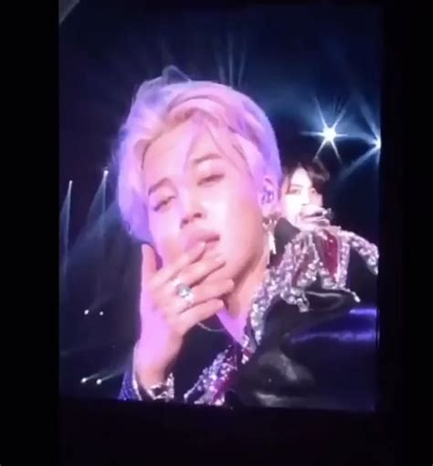 دلبری کردن جیمین برای طرفدار ها در کنسرت