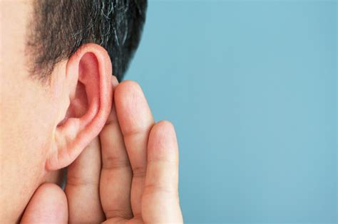 남자는 그녀의 귀에 손바닥으로 주의 깊게 듣는다 뉴스 개념 청각 장애에 대한 스톡 사진 및 기타 이미지 청각 장애 귀 부분