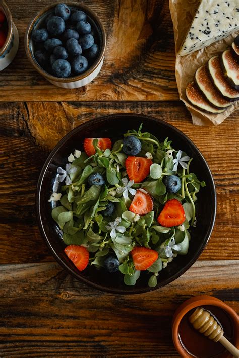 Menjar Echt 가벼운 식사 간단한 식사 건강한 식생활 계절 공중 촬영 과일 샐러드 글루텐 프리 꿀 나무 다채로운 달콤한 디저트 옵션 딸기