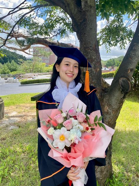Linkedin Minjeong Kim 페이지 4년이라는 시간이 흘러서 어느새 졸업하게 되었어요 너무 감사하게도 이번에 학과 수석 대표로 졸업장 수여를 받게 되었습니다🎓