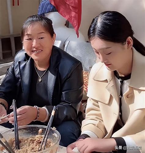 大衣哥對新兒媳陳萌真上心，親自裝裱藝術照，顏值比陳亞男高多了 每日頭條