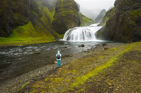 여름철 에 Stjornarfoss 폭포를 즐기는 배낭과 여자의 공중 보기 아이슬란드 강에 대한 스톡 사진 및 기타 이미지 강