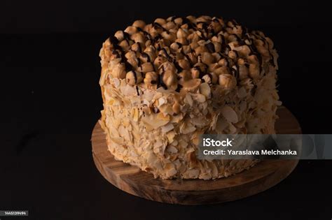 木の板に写真全体のクルミのケーキ お祝いのストックフォトや画像を多数ご用意 お祝い アーモンド カラー画像 Istock