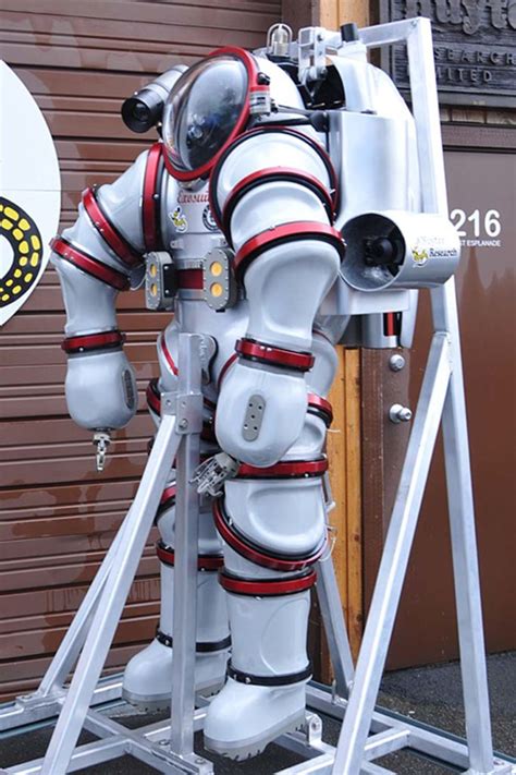 EXOSUIT El Traje Que Permite Bucear A 2000 Metros De Profundidad