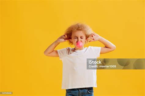 행복하고 평온한 어린 시절 학령기 소녀 노란색 배경 위에 고립 된 껌 거품을 불어 넣는 아이 어린이 감정의 개념 6 7 살에 대한 스톡 사진 및 기타 이미지 Istock