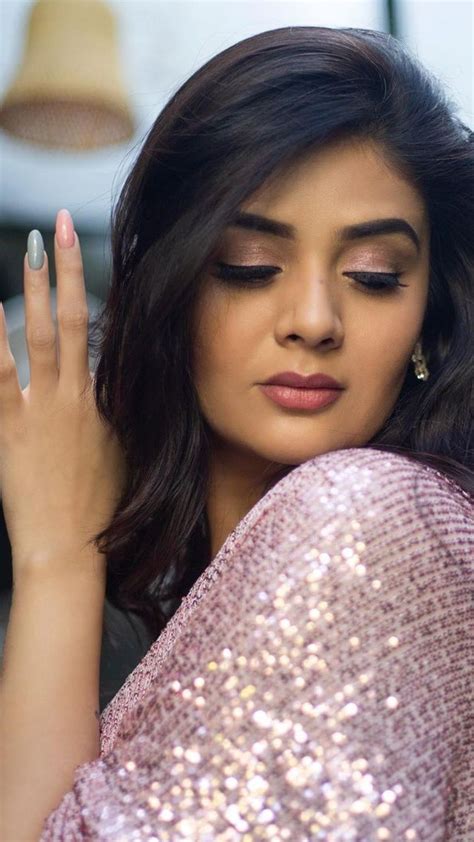 Pin By Style On Sreemukhi Actress Hairstyles Brunette Beauty