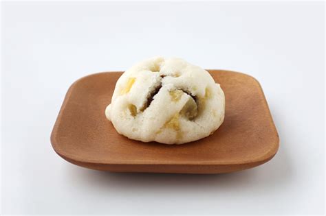 고구마 찐 빵 케이크 Oniman 에 나무 접시 클로즈업 고립 에 흰색 배경 0명에 대한 스톡 사진 및 기타 이미지 0명