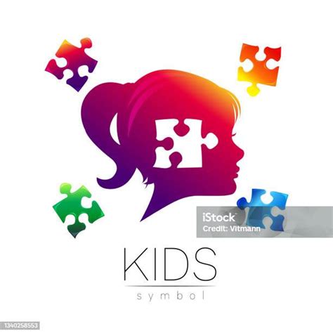 바이올렛 컬러의 뇌 속 퍼즐이 있는 모던 벡터 키드 로고타입 헤드 심리학의 로고 기호 어린이 프로필 인간 크리에이티브 스타일 벡터의 기호입니다 디자인 컨셉 Mental