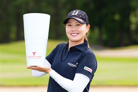 31歳・福山恵梨が逆転で大会連覇 アマチュアの山下アミが2位【国内女子下部ツアー】ゴルフのニュース Goo ニュース