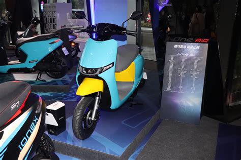 「時尚天母」比莉代言站台，kymco Ionex I One 綠牌 Air 白牌fly全新上市 Yahoo奇摩汽車機車