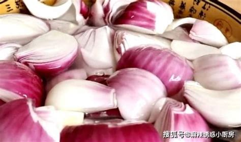 做洋葱包子时，加上2种食材，包子皮薄馅多，馅料鲜香不出水膳食养生频道东方养生