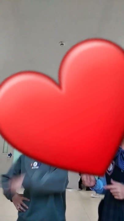 Найз маань харин жоохон бүжиг бүжиглэж чадахгүй байгаа шүү УуЧлАаРаЙ Youtube