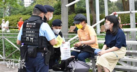 六四33年｜警維園戒備巡查 有人藏六四貼紙被搜出遭警要求勿展示 1901 20220603 港聞 即時新聞 明報新聞網