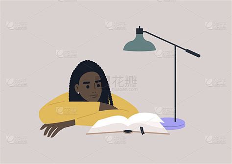 一个年轻的黑人女性角色靠在胳膊上看书，教育过程，一个大学生准备考试