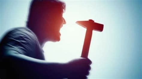 Среднощен екшън Пиян атакува с чук дома на комшии във Видин