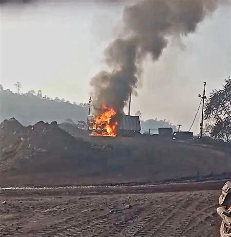 दमकलकर्मियों के पहुंचने तक धू धूकर जल गया केबिन बाल बाल बचा चालक