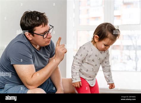 Vater Bestraft Seine Tochter Wegen Ihres Schlechten Verhaltens Strenges Elternkonzept