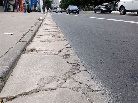 Vídeo Sarjetas Racham E Concreto Esfarela 3 Meses Após Recapeamento