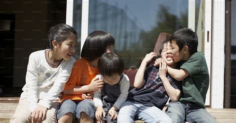 나무 벤치에 앉아 있는 한 무리의 아이들 사진 Unsplash의 공생 이미지