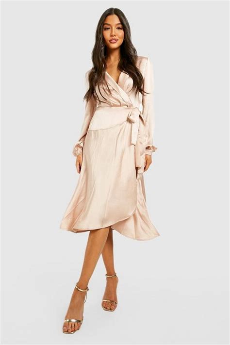Satin Wickel Skaterkleid Mit Wickel Detail Boohoo