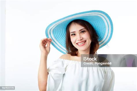 여름 밀짚 모자를 쓰고 흰색 배경을 포즈를 취한 아름다운 젊은 짧은 갈색 머리 여성의 초상화 30 34세에 대한 스톡 사진 및 기타 이미지 Istock