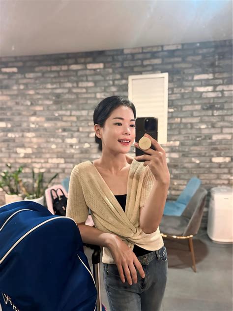 친구들 〰️ 날씨가 아주 오락가락 😇 매우 습한 오늘이야 다들 저녁 뭐먹을예정 언닌 오늘 골프연습도 열심히하고 아들이랑