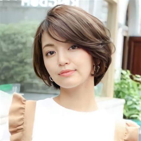 辺見えみりさん風に近づく「髪型例16」こなれ感あるふんわりショート 美的com へんみえみり 髪型 髪型 太い髪 ボブ