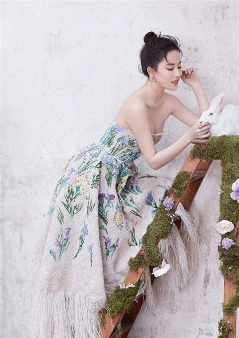 刘亦菲真的不壮，罕见穿绑带“裸背”红裙太诱人，身材真是火辣