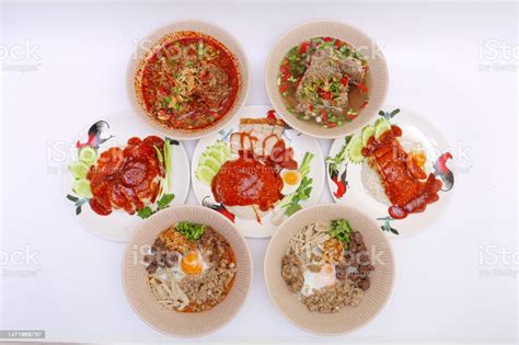 아시아 거리 음식 스타일 바베큐 레드 소스를 곁들인 쌀에 바삭한 배꼽 돼지 고기 돼지 뼈 수프 를 곁들인 매운 돼지 고기 흰색 바탕에 베트남 쌀국수 수프 0명에 대한 스톡