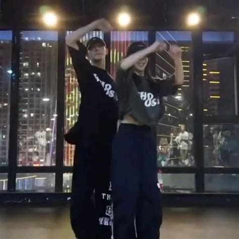 Пин от пользователя 𓆩 ☠︎︎𓍯𝙶𝙷𝙰𝙳𝙰☠︎︎𓆪 на доске منشورات من خلالك Танцующая девушка Фитнес танцы