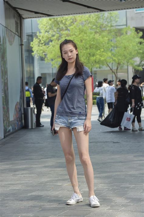 街拍 两位热裤好姐妹往街头这么一站、摆起pose来感觉像在拍大片