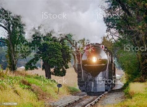 일부 오래된 철도 도로 트랙에 접근 골동품 복원 증기 엔진 강철에 대한 스톡 사진 및 기타 이미지 강철 고풍스런 골동품 Istock