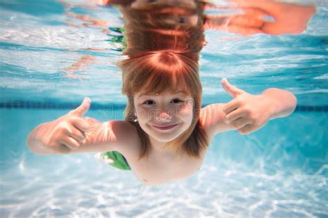 Niños Jugando En La Piscina Nadar Y Bucear Bajo El Agua En La Piscina Foto de archivo Imagen