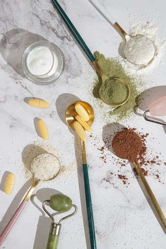 피부 미용 얼굴 롤러 크림 및식이 보충제를위한 품목의 다른 유형 콜라겐 비타민 비오틴 알약 및 분말 형태의 단백질 0명에 대한 스톡 사진 및 기타 이미지 Istock