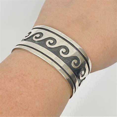 Unmarked Sterling Silver Wave Cuff Bracelet Gem