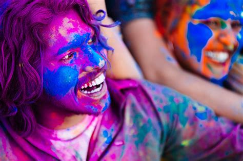 젊은 인도 사람 그들의 화려한 면과 옷 인도 자이푸르에 Holi 축제 축 하 축 하 20 24세에 대한 스톡 사진 및 기타