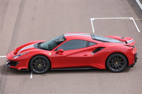 フェラーリ史上最強のv8ロードカー、488ピスタに試乗した Gq Japan