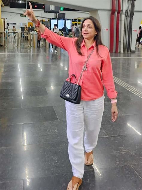 Wide Eyed Mumbaikars Gape As Dreamgirl Hema Malini Enjoys Metro Auto
