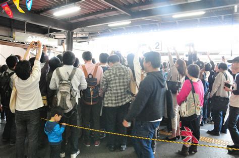 駅コンコースを埋める人だかりの中でブラスター・ブレードとkalafinaが駅長に就任 Gigazine